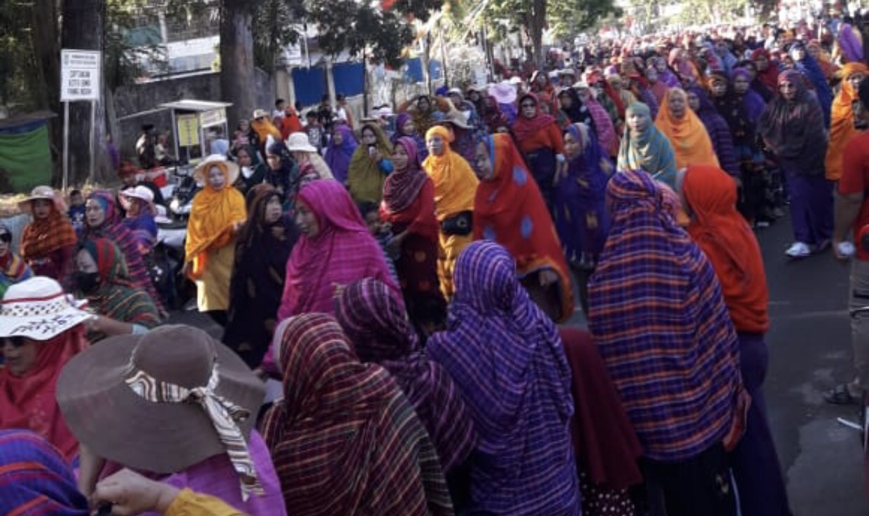 40 Ribu Peserta Pawai Rimpu Kota Bima 2022 Lampaui Rekor MURI 2019 ...