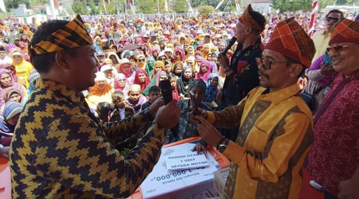 Walikota HML di Tengah 40 Ribu Peserta Pawai Rimpu Kota Bima – BimaNtika